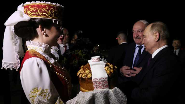 Mikalay, 15, hämmästyi, kun opettajat alkoivat kutsua häntä uudella ...