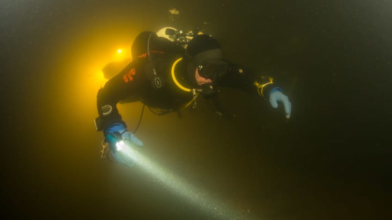 Sukeltajat laskevat Itämereen tutkimusasemiksi muutettuja vessanpönttöjä | Kymenlaakso | Yle