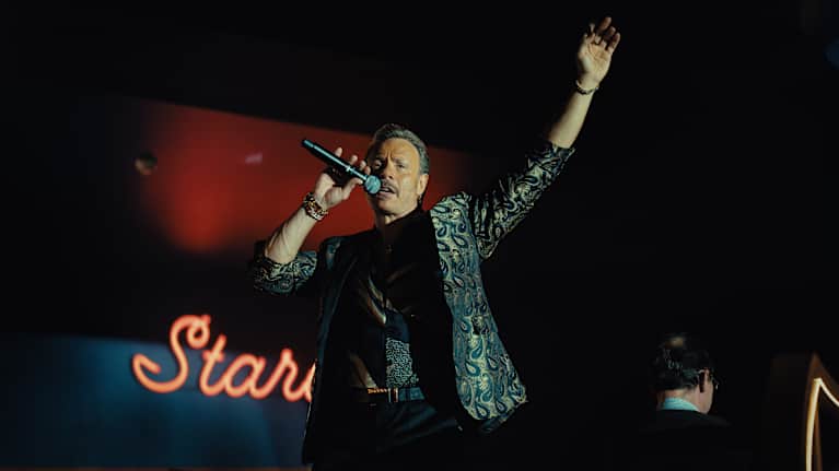 Vampyrer och ännu en Skarsgård tar över Sverigebåten i Mats Strandbergs ...