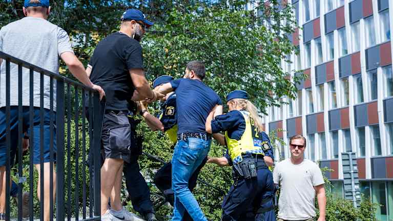 Polisen omhändertog en person under korandemonstration i Stockholm ...