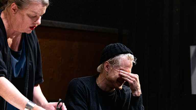 Elina Knihtilä näyttelee itsensä kaltaista taide­oppilaitoksen ...