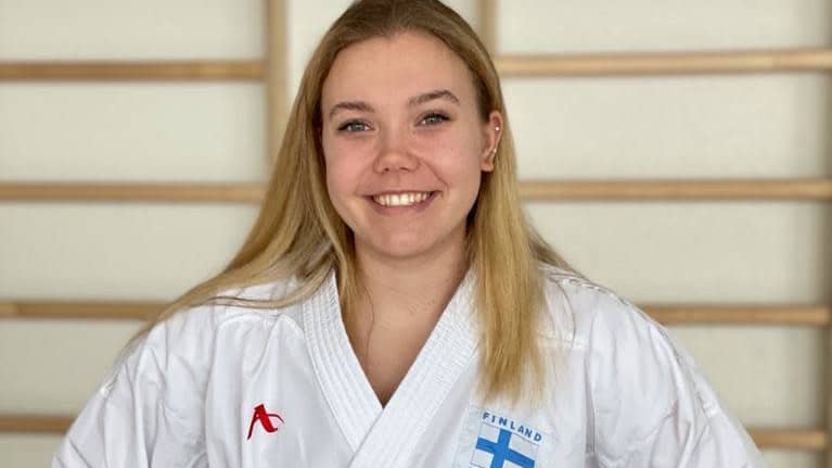 Tällä jalalla kehään? Venla, 21, harvinaiseen saavutukseen karatessa ...