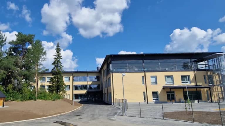 Viialan yhtenäiskoululle myönnettiin Joutsenmerkki – ensimmäinen koulu ...