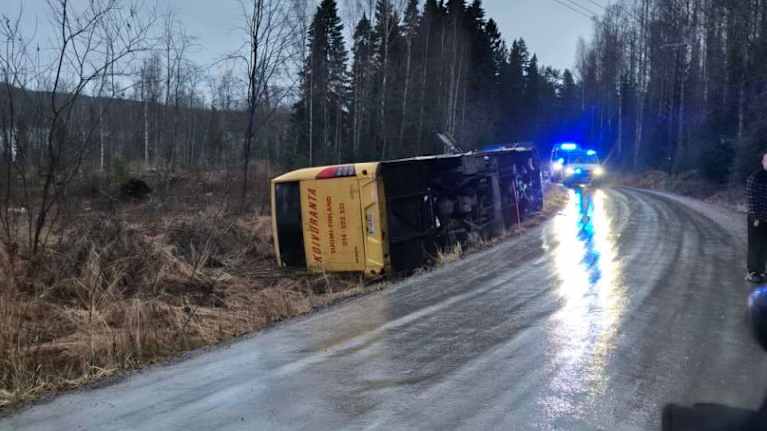 Koululaisia ja opiskelijoita kuljettanut linja-auto kaatui ojaan ...