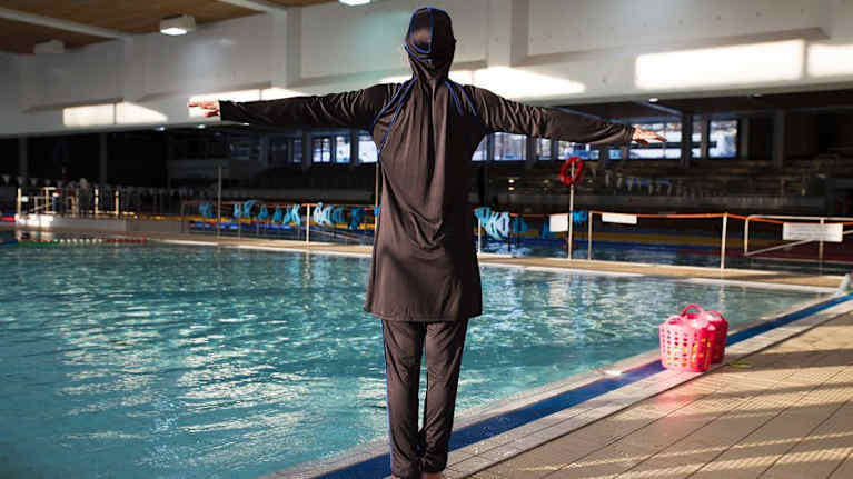 I Vasa simhall anses burkini vara en säkerhetsrisk – andra simhallar i ...