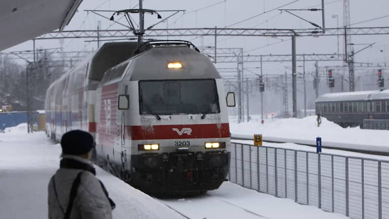 Junaliikenne pahasti myöhässä pakkasen vuoksi – kaukojunista alle ...