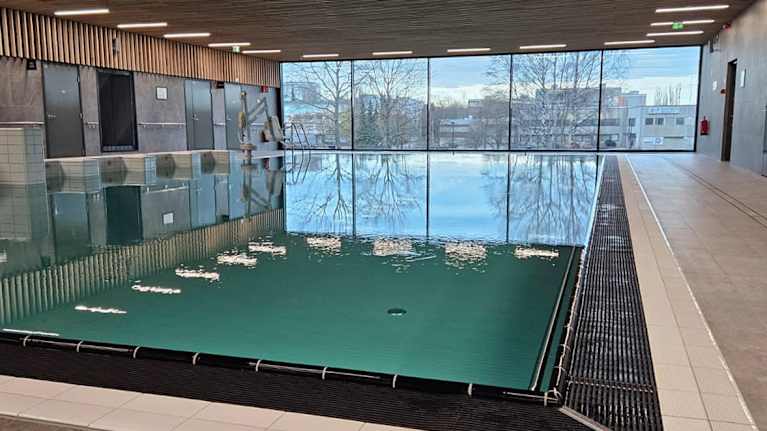 Rauman uusi uimahalli avataan viimein – uimaan pääsee maaliskuun puolivälissä | Satakunta | Yle
