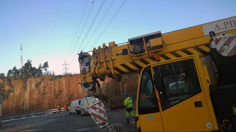 Nosturi osui suurjännitelinjaan ja työntekijä sai pahat palovammat ...