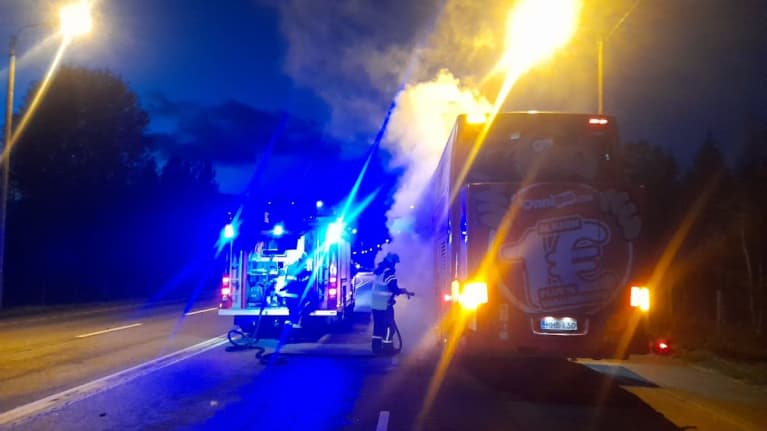 Turusta Raumalle matkanneen linja-auton rengas syttyi palamaan kesken ...