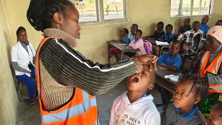 Masse Hellström koordinerar polio­vaccineringar i Moçambique – men ...