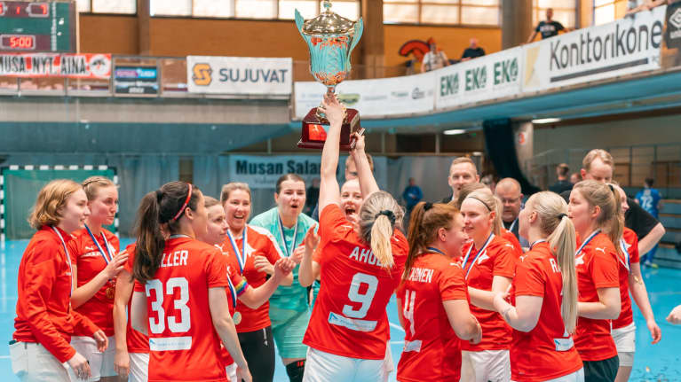 Näin raivoisat ovat juhlat, kun seura voittaa ensimmäisen Suomen ...