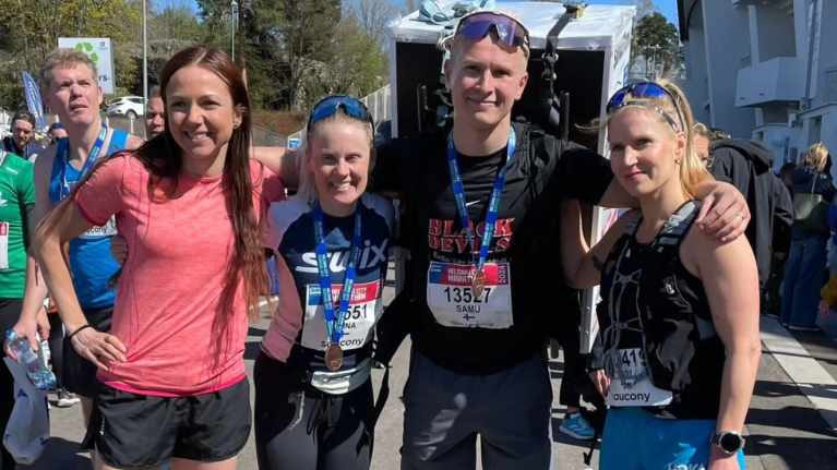 Palomies juoksi 27 kilon jääkaappi selässään maratonin ennätysaikaan ...