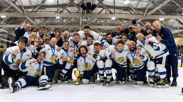 Suomi voitti jääkiekon kuurojen maailmanmestaruuden | Urheilua lyhyesti | Yle