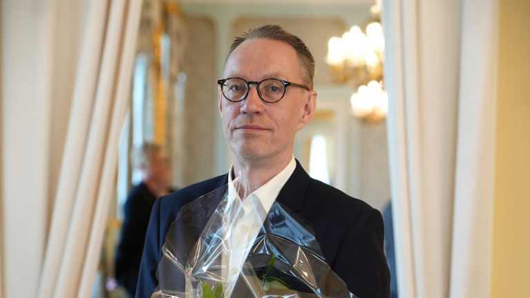 Vihreästä graniitista tehty oliivinlehti – tällainen on presidentti ...