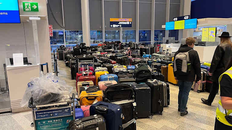 Helsinki-Vantaan lähtöaulaan syntyi matkatavaravuori – tekninen vika ...