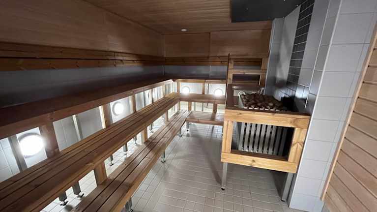 Asiakkaat iloitsivat Karhulan uimahallin avauduttua pitkän tauon jälkeen – ”Taas näkee Karhula ...