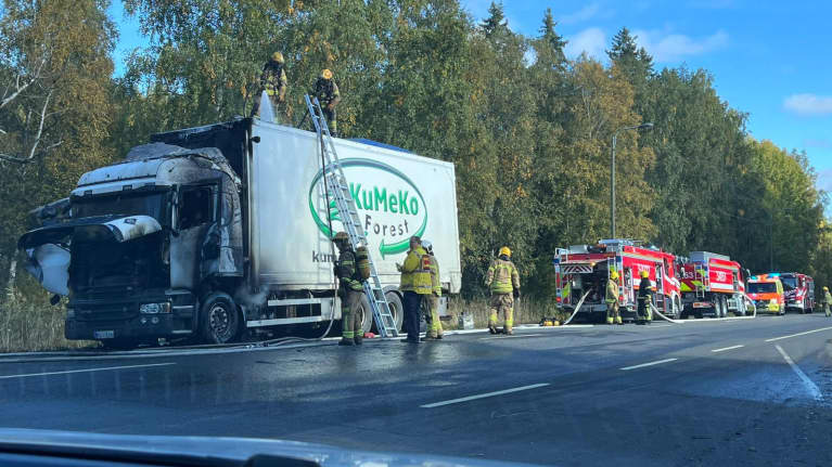 Kuorma-auto paloi Porissa Mäntyluodontiellä – toinen ajokaista suljettu ...