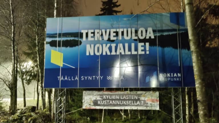 Kyläkoulujen lakkautusaikeet sytyttivät kapinan – kaupungin mainoskyltit saivat alleen kitkerät ...