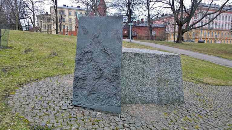 Politiker vill ha snubbelstenar för Helsingforsjudar som överlämnades ...