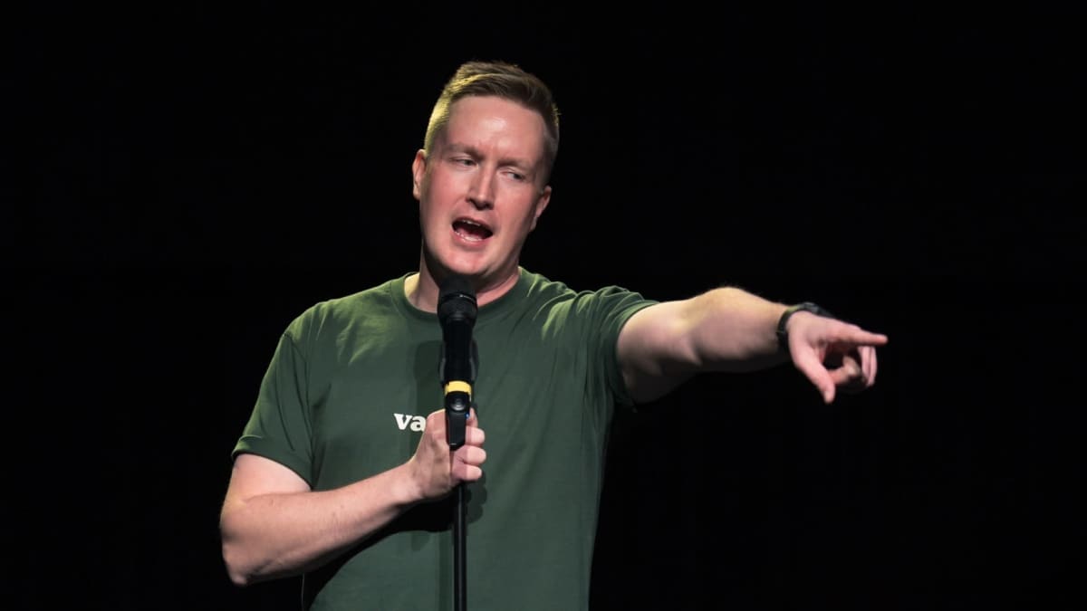 Pikkujoulukännit kuuluvat stand up -illoissa – yllättävä välihuuto voi ...