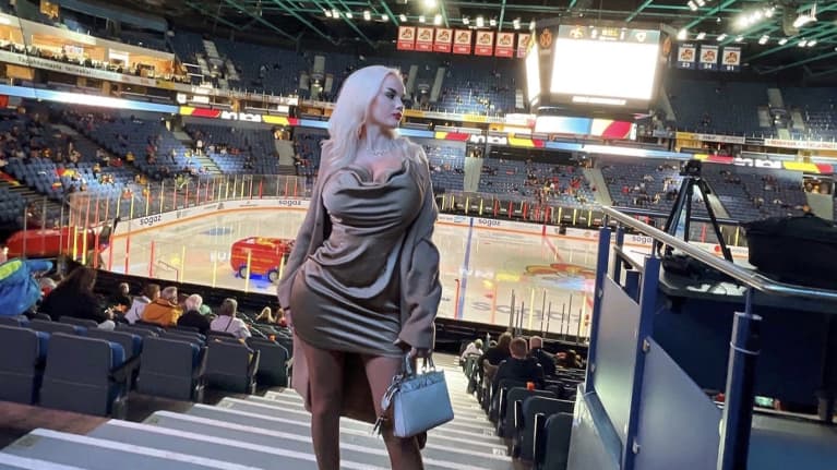 18-vuotias Iida Vainio ilmestyi lentokentälle kultamekossa, ja yksi ...