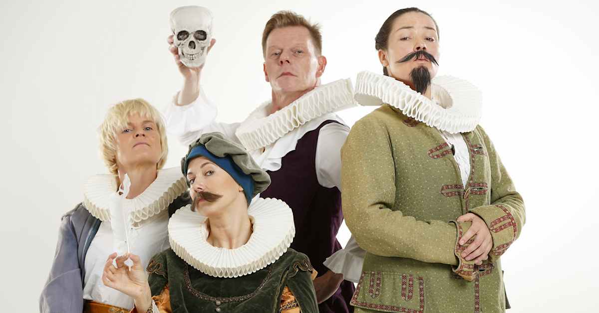 Teaterrecension: Shakespeare möter Monty Python i inhemskt scenspex ...