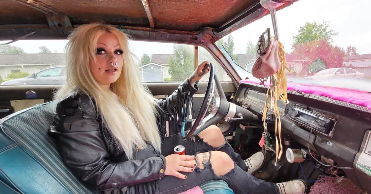 Ohjaaja löysi Tiktokista pienen nuoren naisen, joka oli kuin 80-luvun hevivideosta – nyt ...