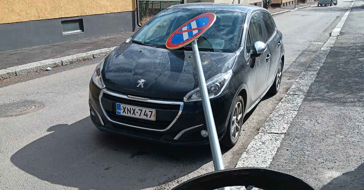 Tuuli kaatoi liikennemerkin auton päälle Mikkelissä – ”Kaverille kävi ...
