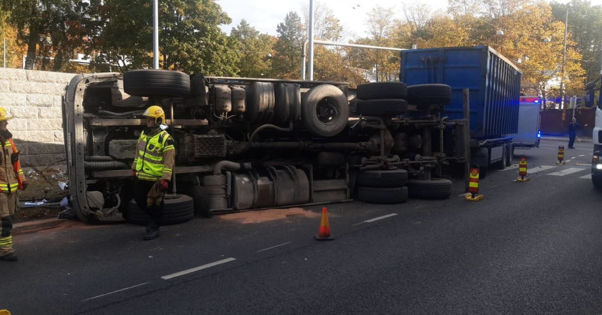 Rekka kaatui kyljelleen vilkkaassa risteyksessä Helsingissä – "Siinä on ...