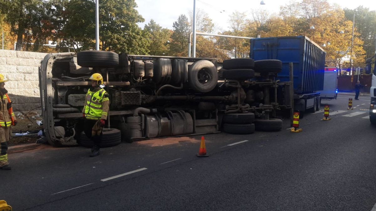 Rekka kaatui kyljelleen vilkkaassa risteyksessä Helsingissä – "Siinä on ...