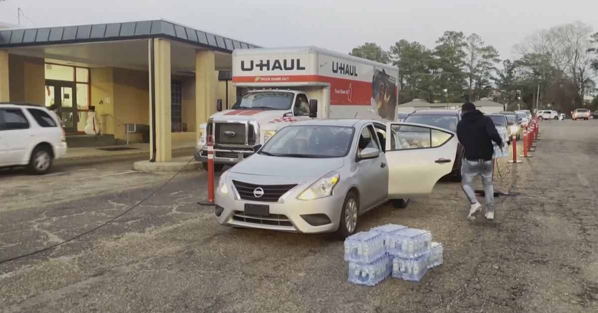 Tiotusen utan vatten i Jackson efter monsterstormen – räddningsarbetet ...