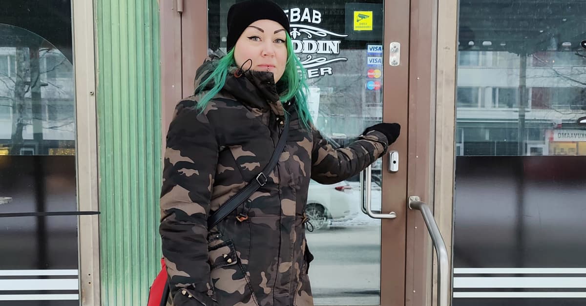 Ovi kävi tyhjässä ravintolassa, ja pian Laura Johansson tuijotti aseen ...