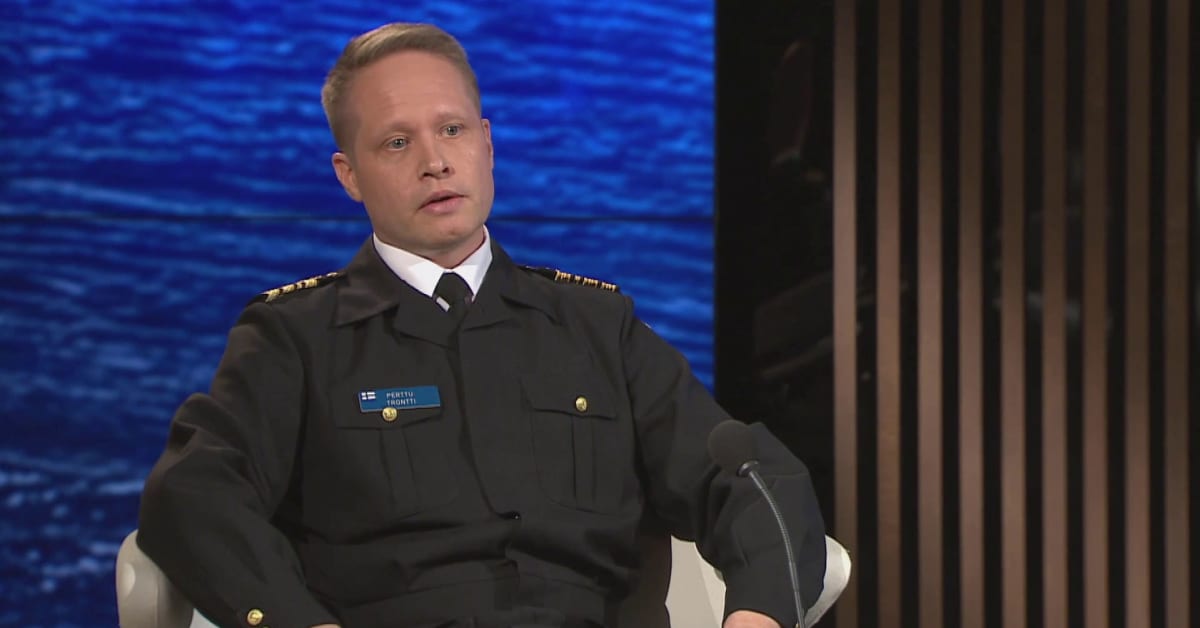 Merisotaopin opettaja pitää pitkiä raahautumisjälkiä kaasuputken ...