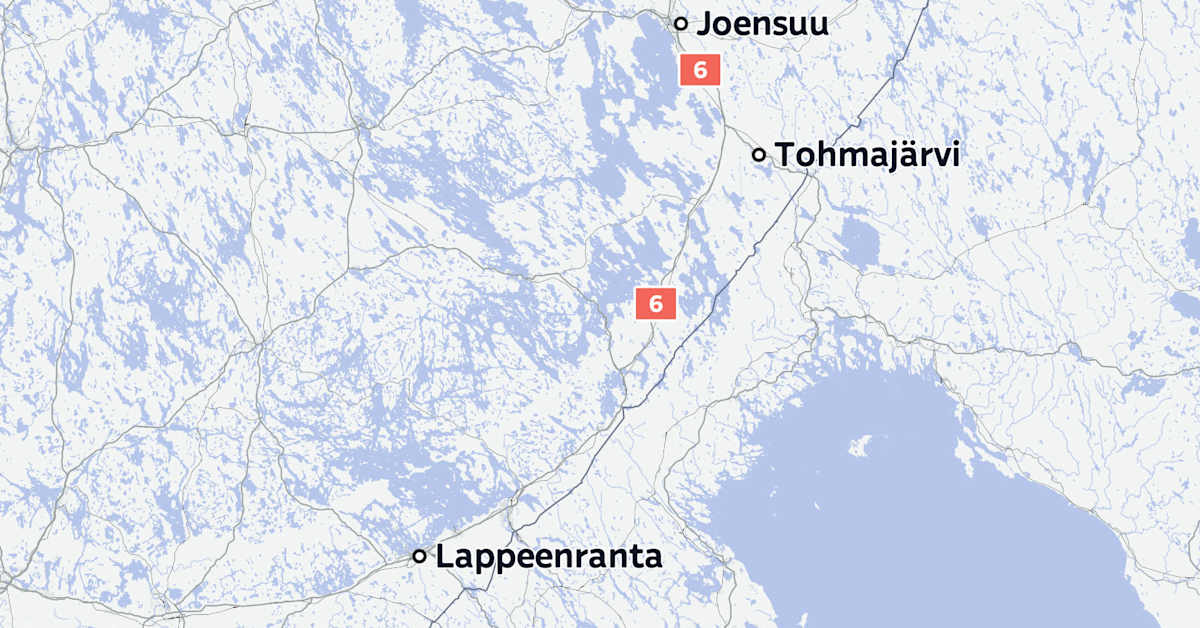 Puutavara-auto törmäsi pysähdyksissä olleisiin ajoneuvoihin ...