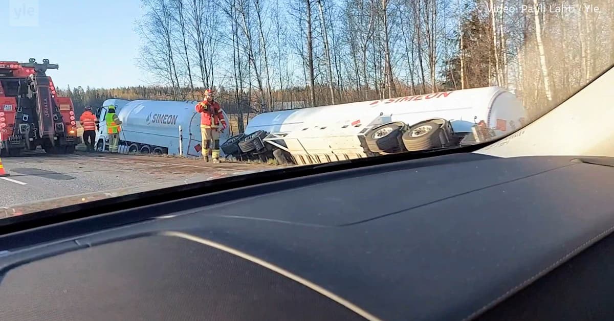 Valtatie 2 suljettu liikenteeltä Huittisissa – säiliöauto ajoi ojaan | Satakunta | Yle