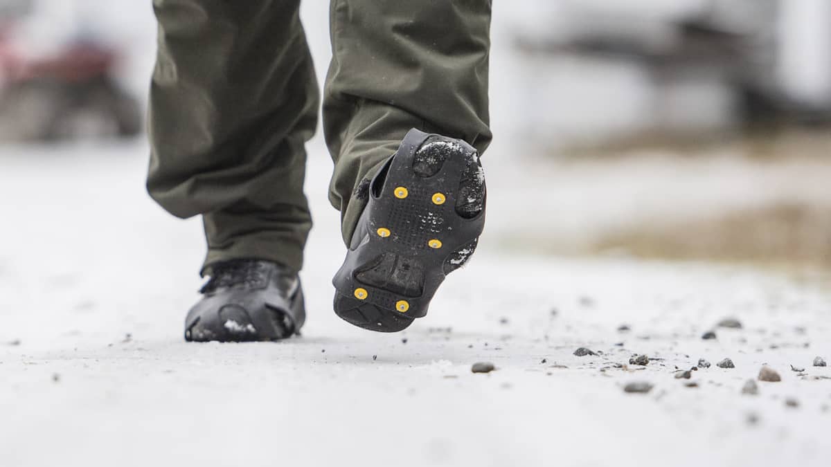 Pääkallokeli näkyi päivystyksissä viikonloppuna – ”Kyllä nuorillakin ranteita menee”, toteaa ...