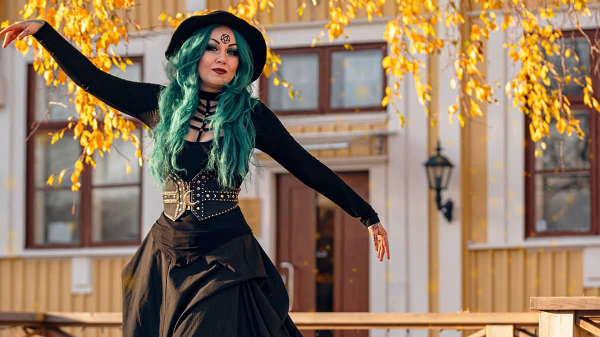 Ovi kävi tyhjässä ravintolassa, ja pian Laura Johansson tuijotti aseen ...