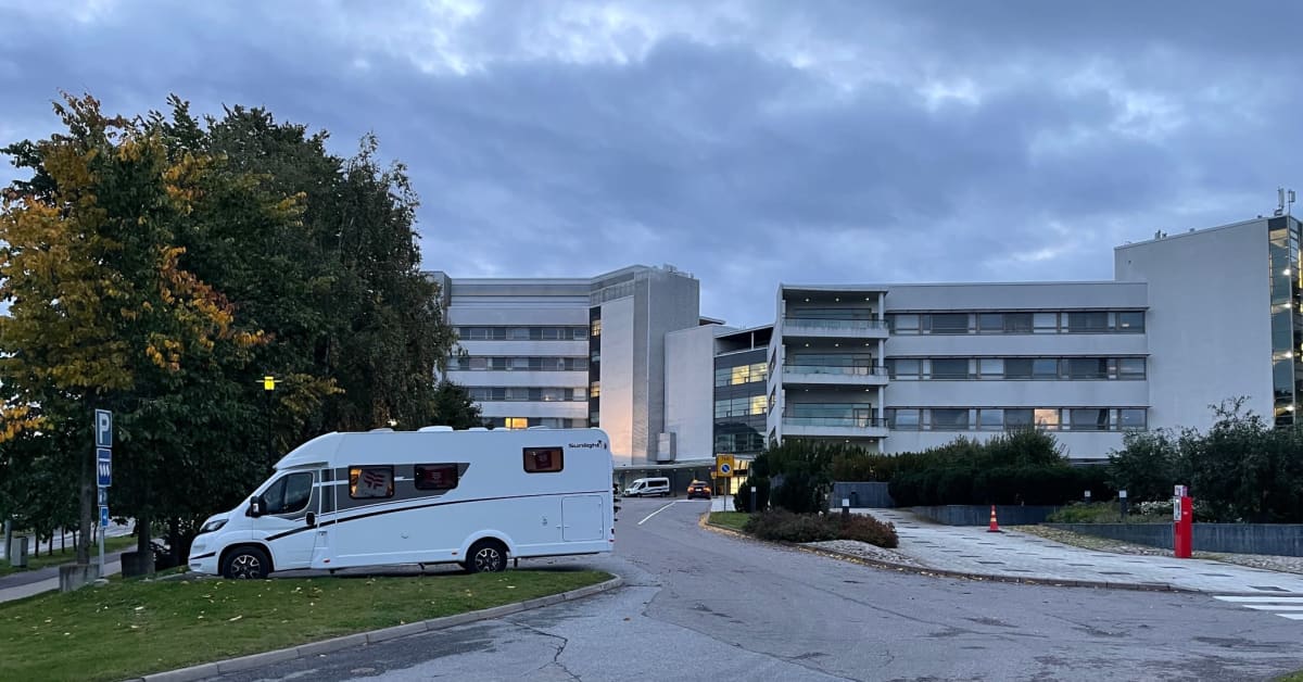 Nurses' union parks 'resignation bus' at Turku hospital | Yle