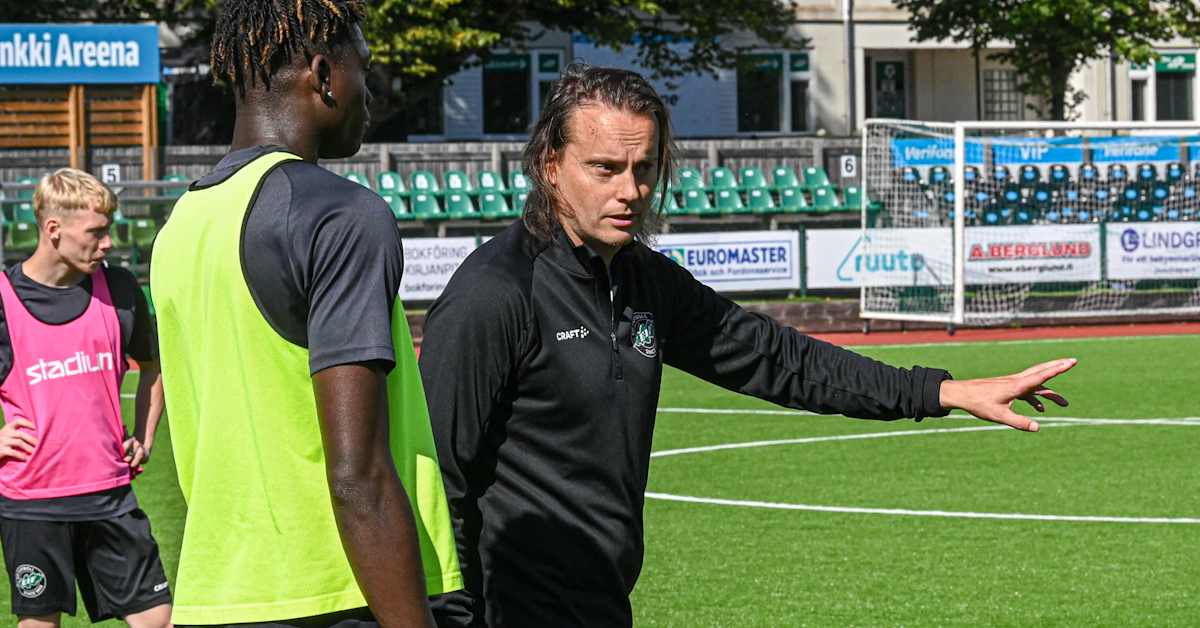 Efter sju matcher utan seger får styrelsen nog: EIF-tränaren Christian ...