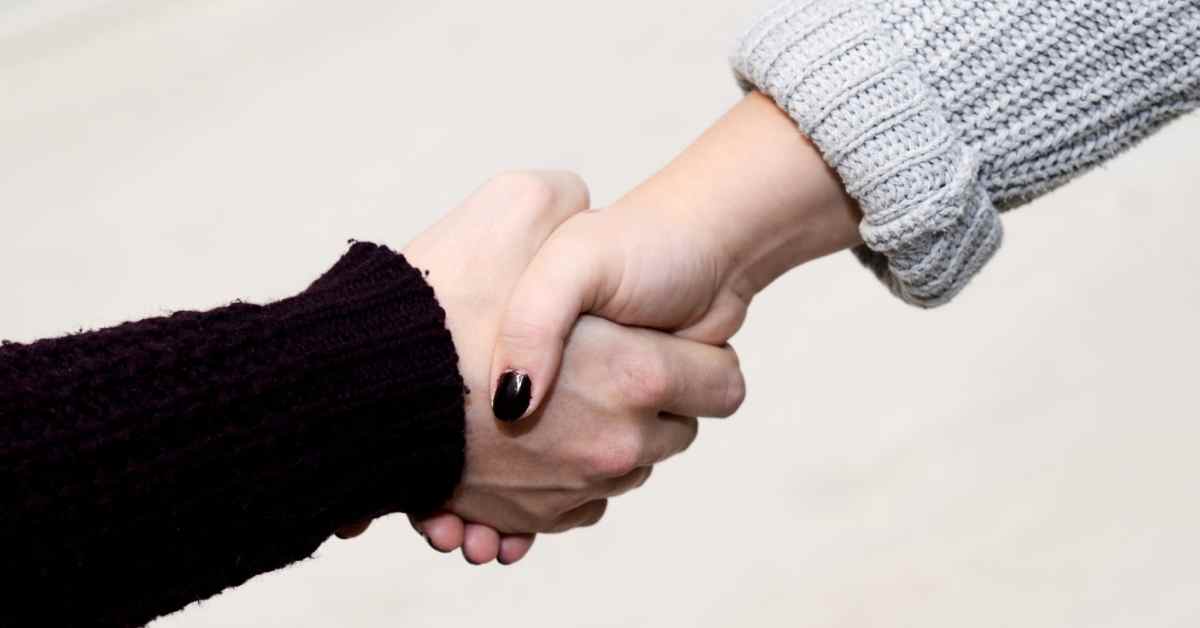 Kram eller handslag - så här hälsar du på rätt sätt | X3M | Svenska Yle