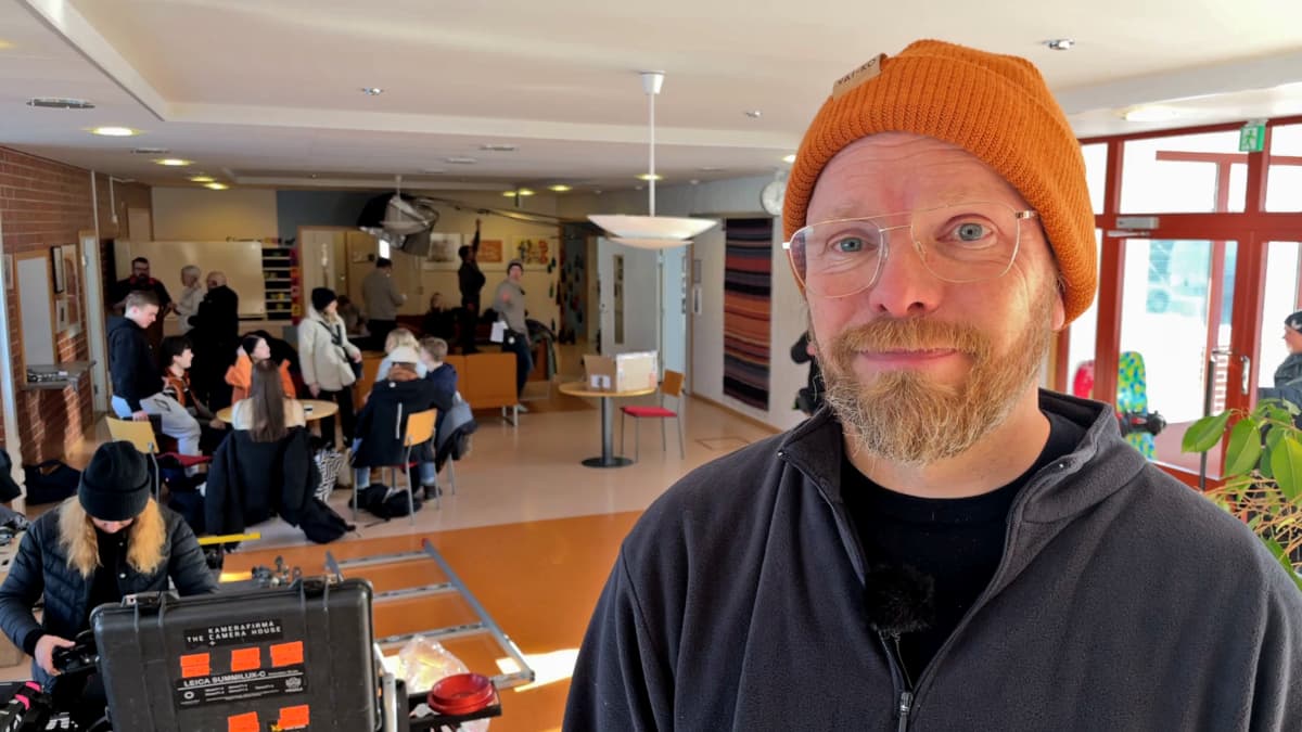 Kymmenet ihmiset kuvaavat TV-sarjaa Ylitorniolla – päähenkilö on ...
