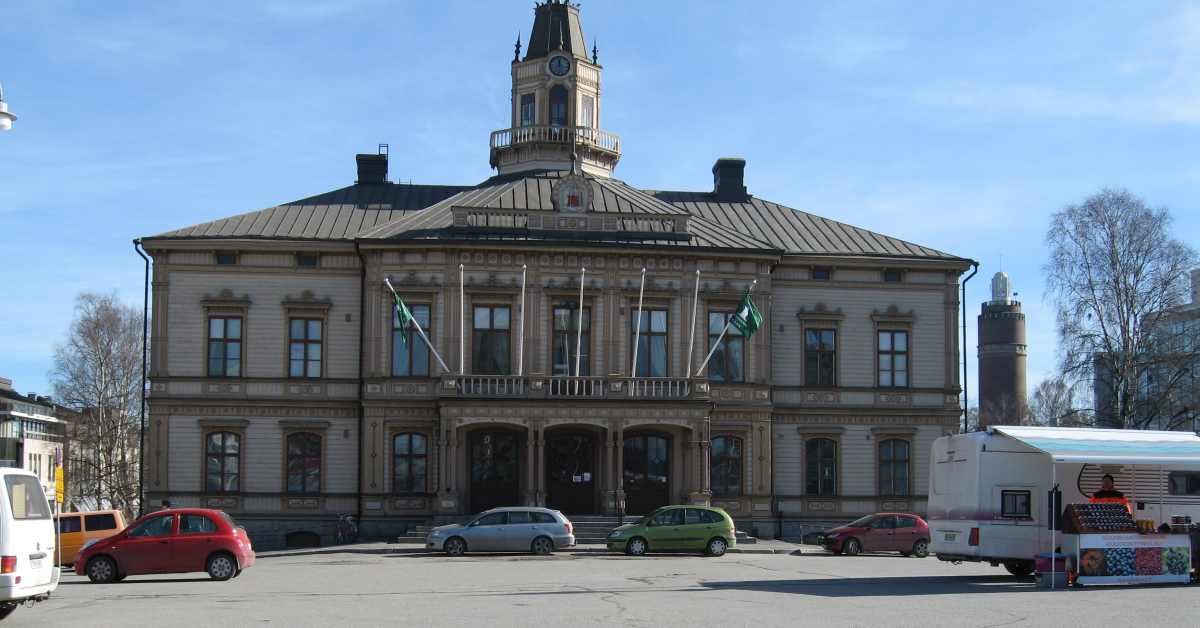 Jakobstad flaggar med regnbågens färger | Österbotten | Svenska Yle