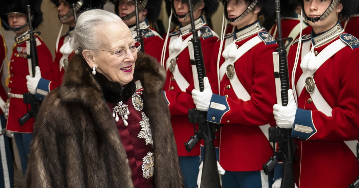 Kruunustaan luopunut kuningatar Margareeta II on kuljetettu ...