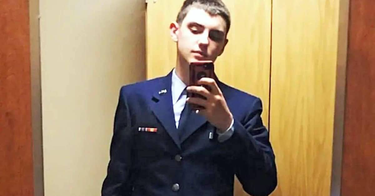 22-årig man erkänner att han läckt amerikanska militärhemligheter på ...