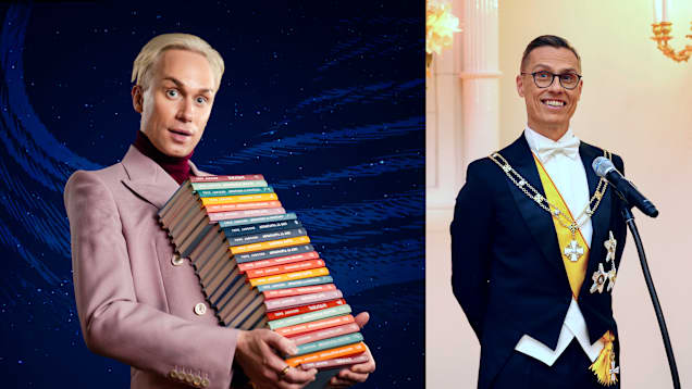 Christoffer Strandberg vasemmalla kirjapino sylissään ja oikealla Alexander Stubb.