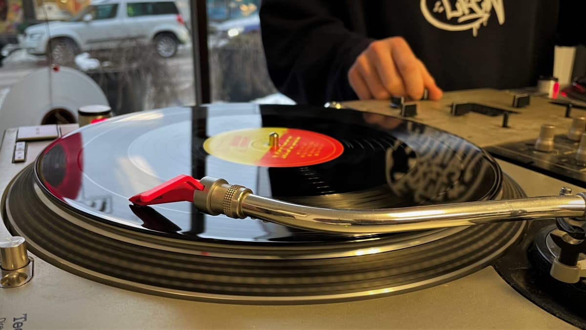 Vinyylilevyn suosio kestää vuodesta toiseen ja musiikin ...