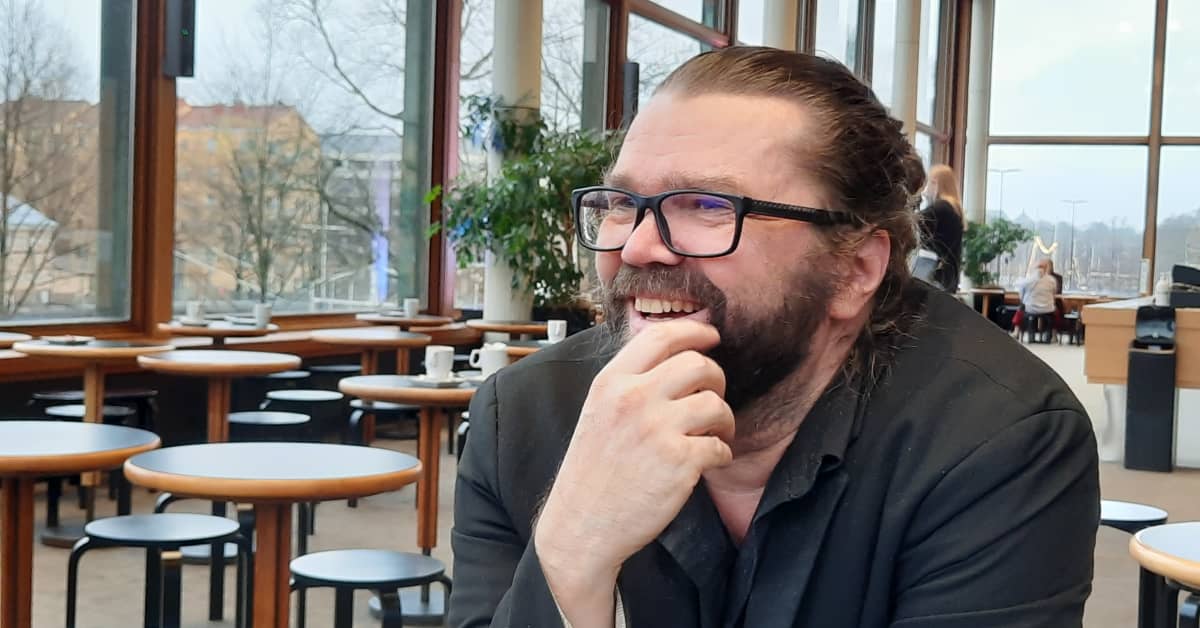Teatterinjohtaja Mikko Kouki on huojentunut rajoitusten osittaisesta ...