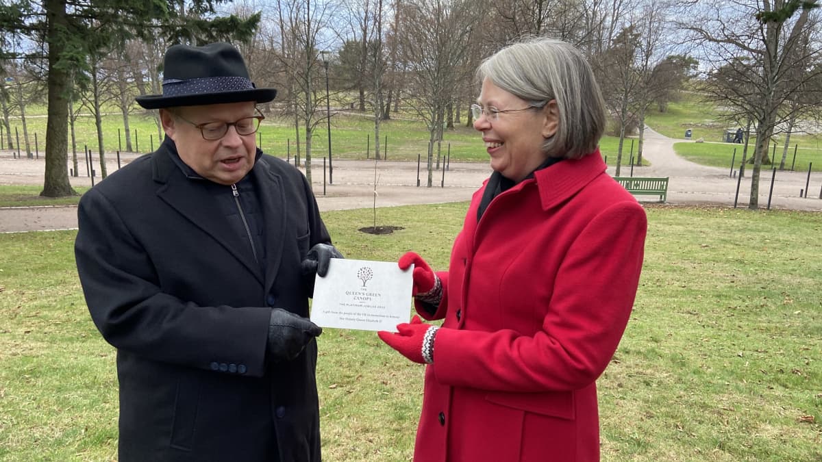 Kuningatar Elisabet II:n kunniaksi istutettiin kolme lehmusta Helsingin ...