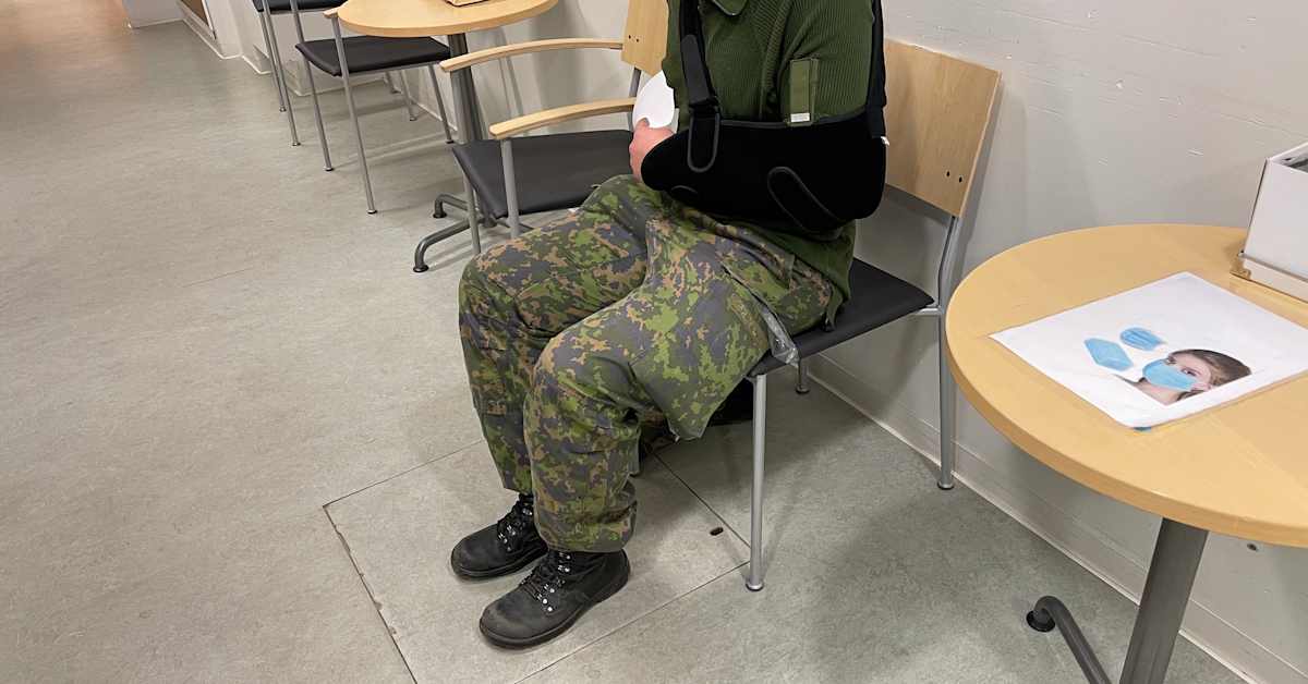 Tieltä suistuneen telakuorma-auton kyydissä oli liikaa henkilöitä ...