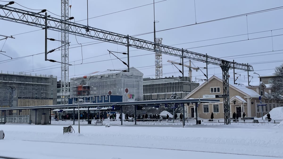 Poliisi: Rovaniemi–Helsinki-juna tyhjennettiin matkustajista Oulussa ...